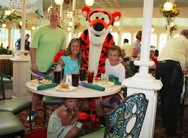 From Awkward Family Portraits To Epic Photobombs, These Hilarious Beach ...