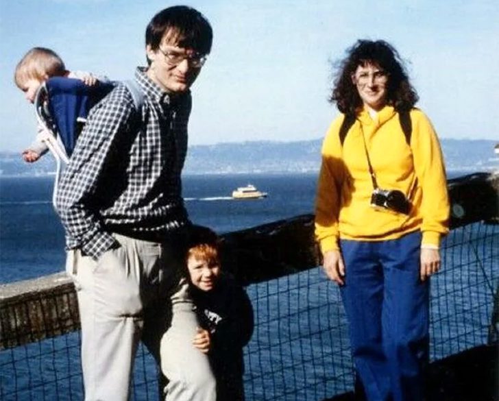 From Awkward Family Portraits To Epic Photobombs, These Hilarious Beach ...